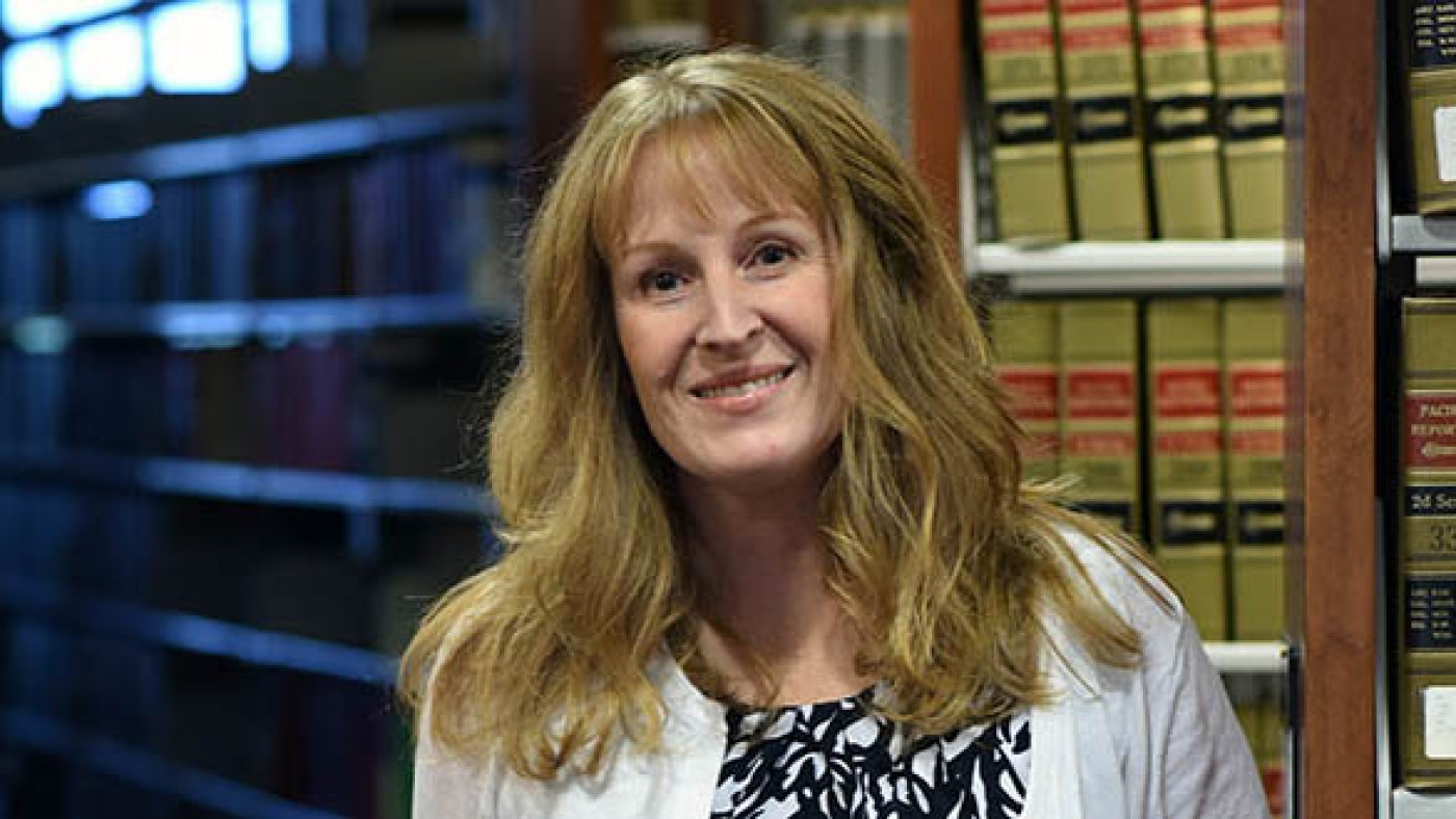 Liz Robb Reppe MLIS ’02 encourages lawyers to use state law library ...